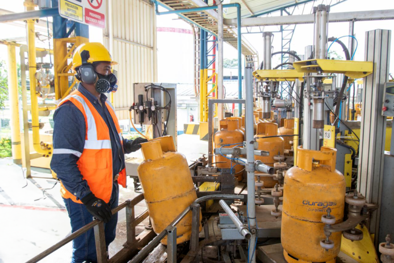 GLP, gasolina natural y gas combustible se obtienen del gas asociado al ...